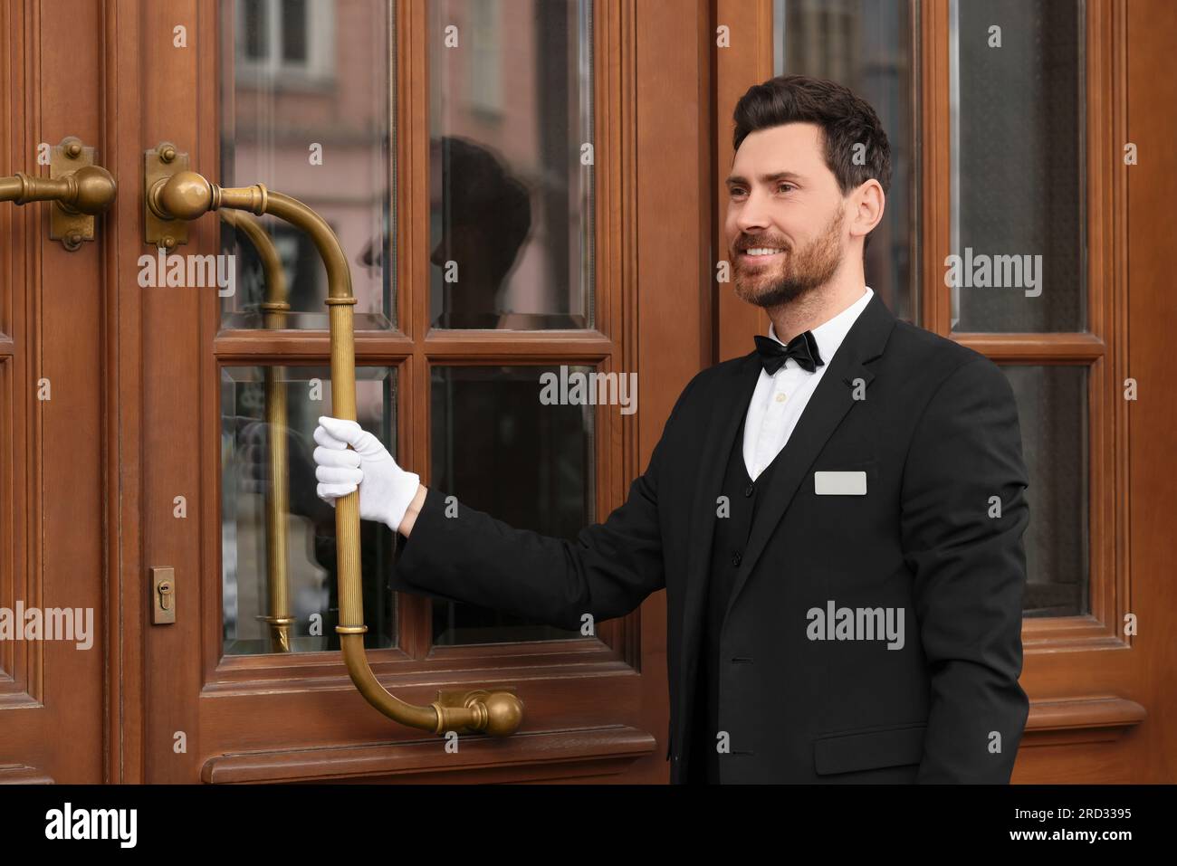 Butler opening the hotel door hi-res stock photography and images - Alamy