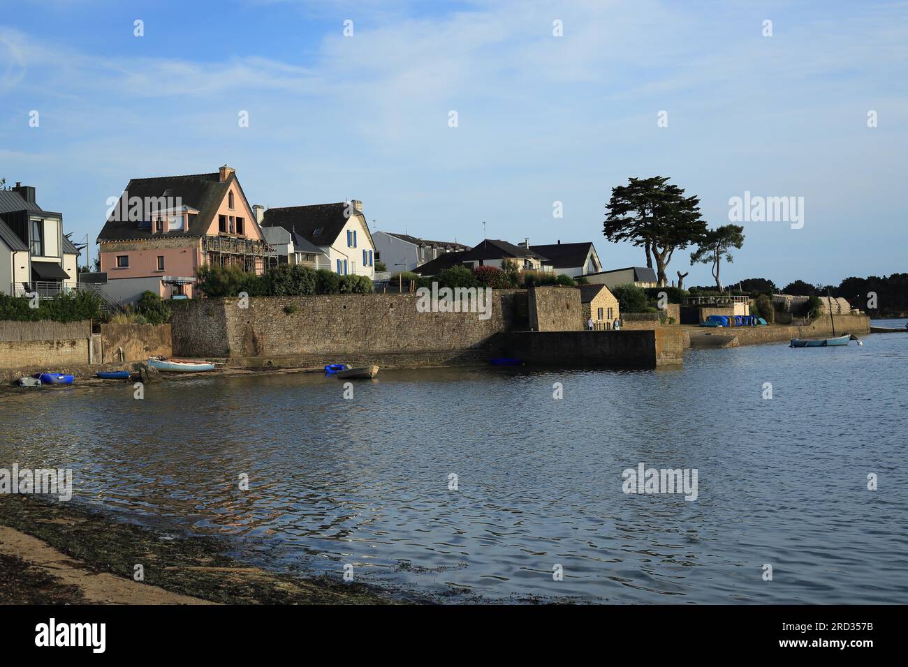 Coastal footpath and Plage de la fontaine, Larmor Baden, Vannes ...