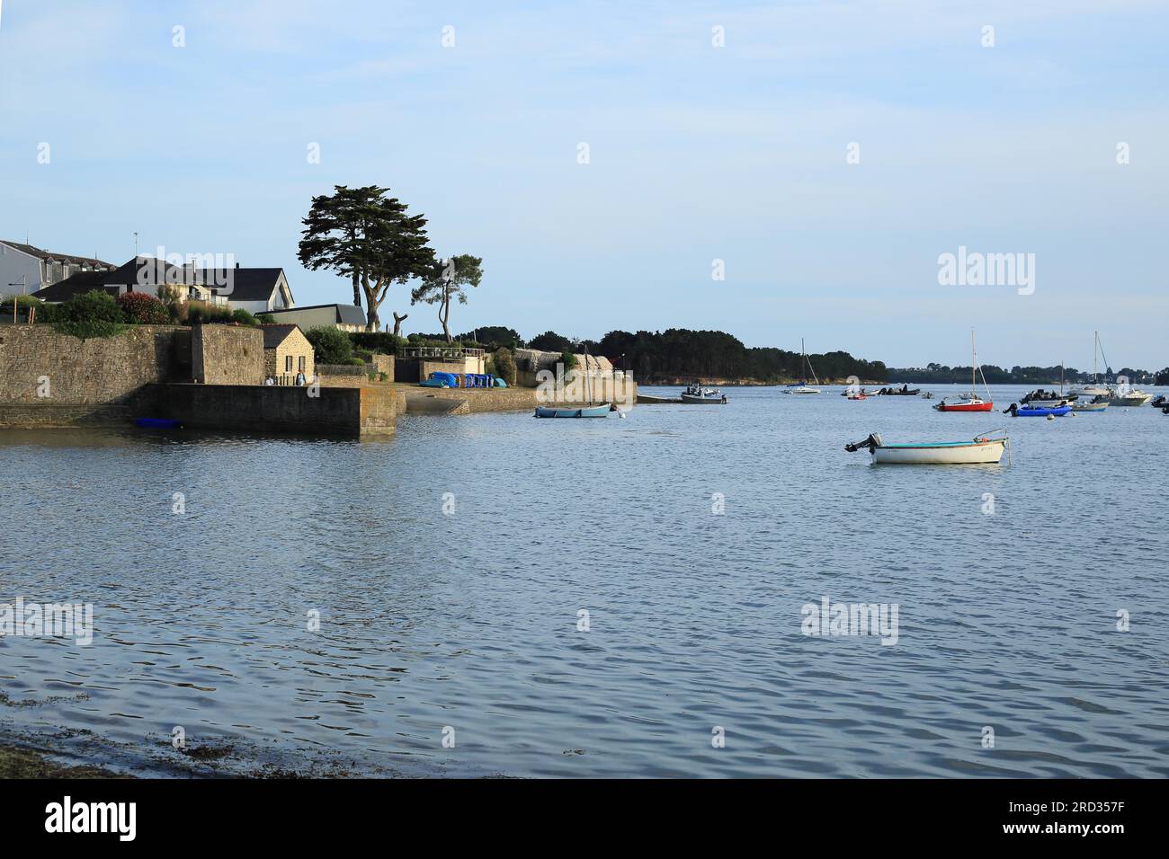 View from coastal footpath and Plage de la fontaine, Larmor Baden ...