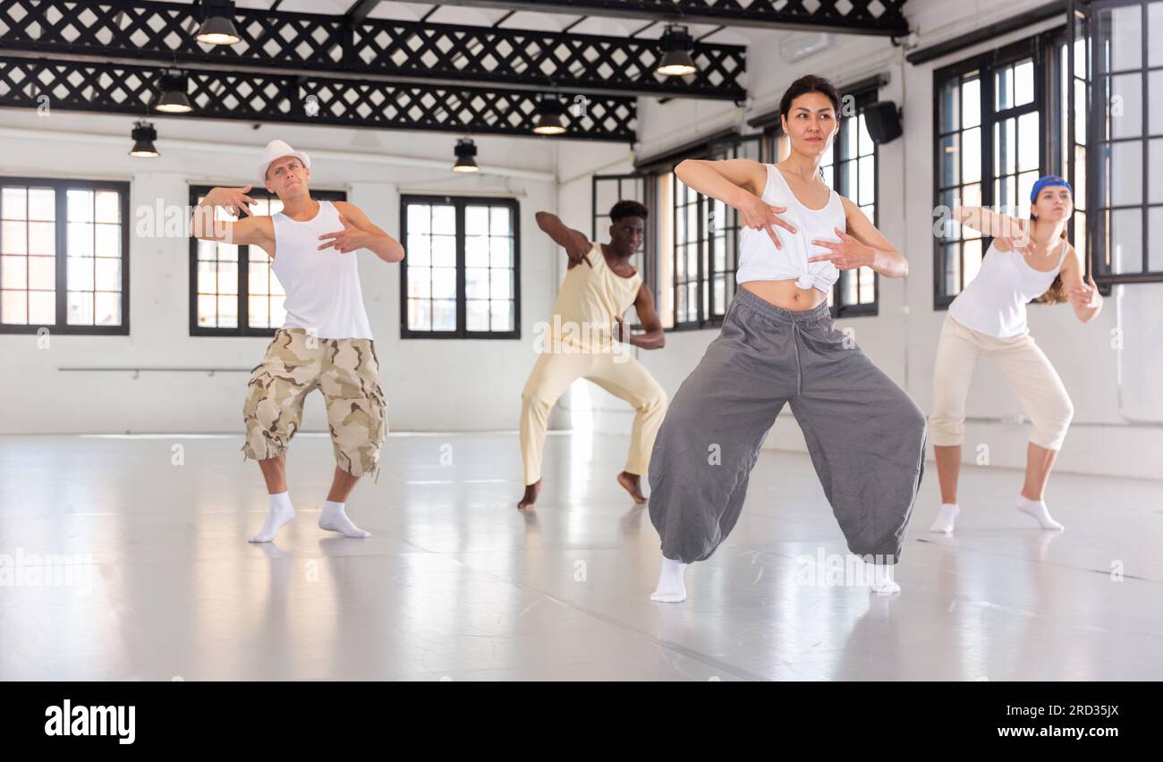 People practicing hip-hop movements in class Stock Photo - Alamy