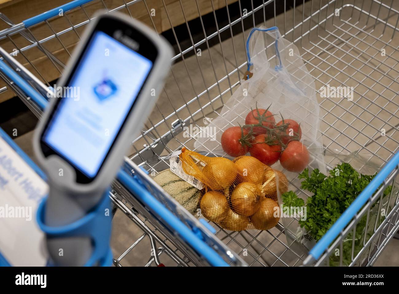 Self service supermarket scanner hi-res stock photography and images ...