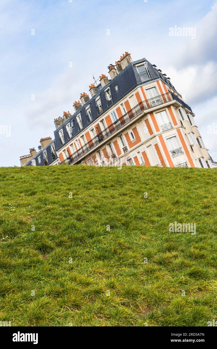 Sinking House Of Montmartre In Paris is an illusion that has become ...
