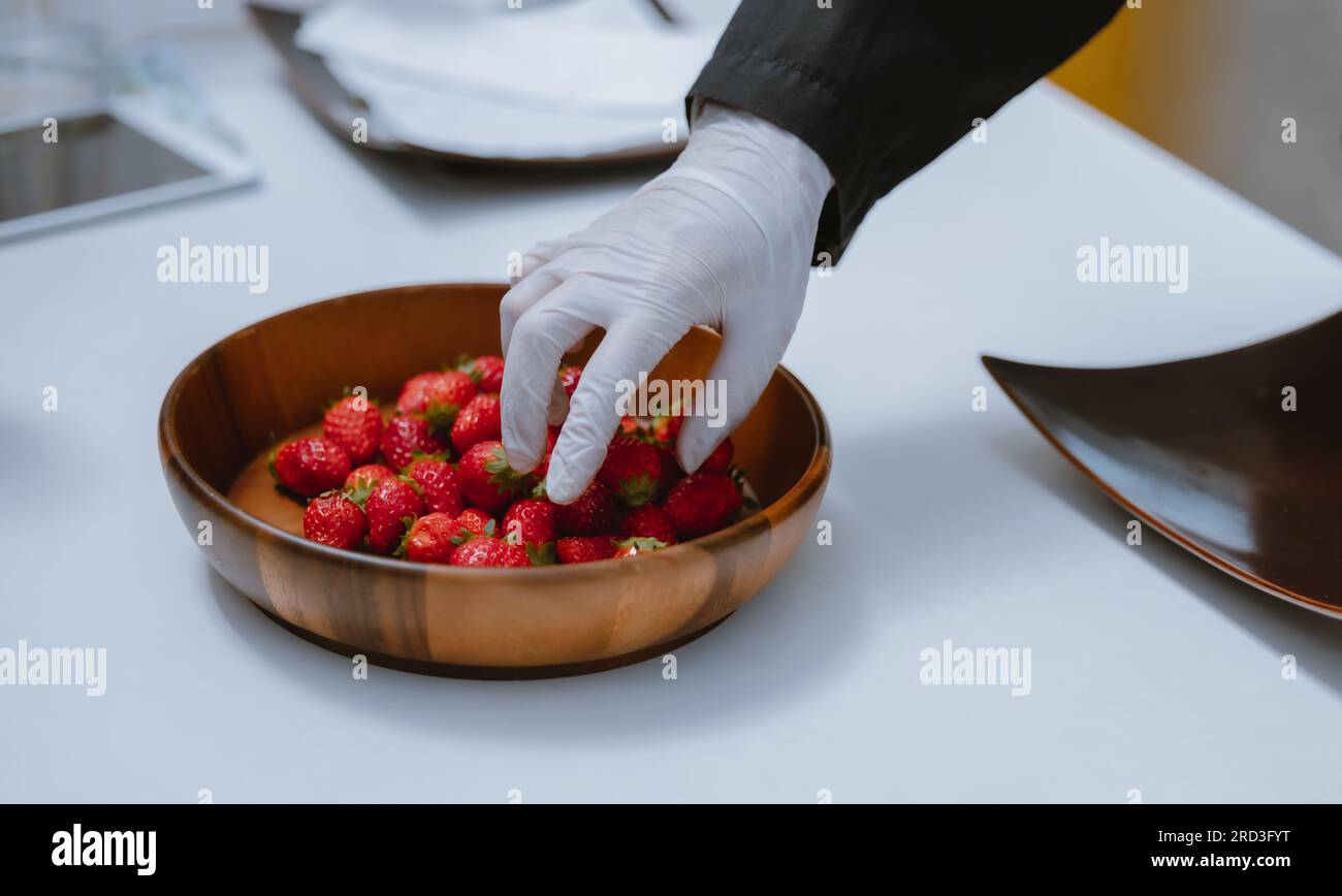 A revolutionary and advanced automated indoor strawberry farm delivers ...