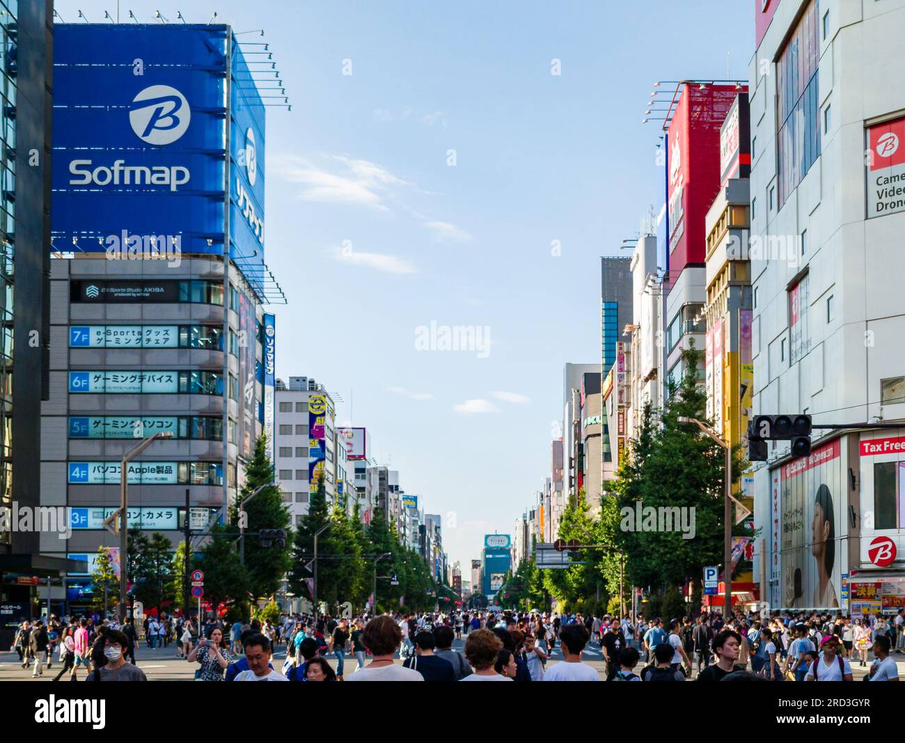 TOKYO, JAPAN - JULY 16 2023: Shoppers and tourists crowd the colorful ...