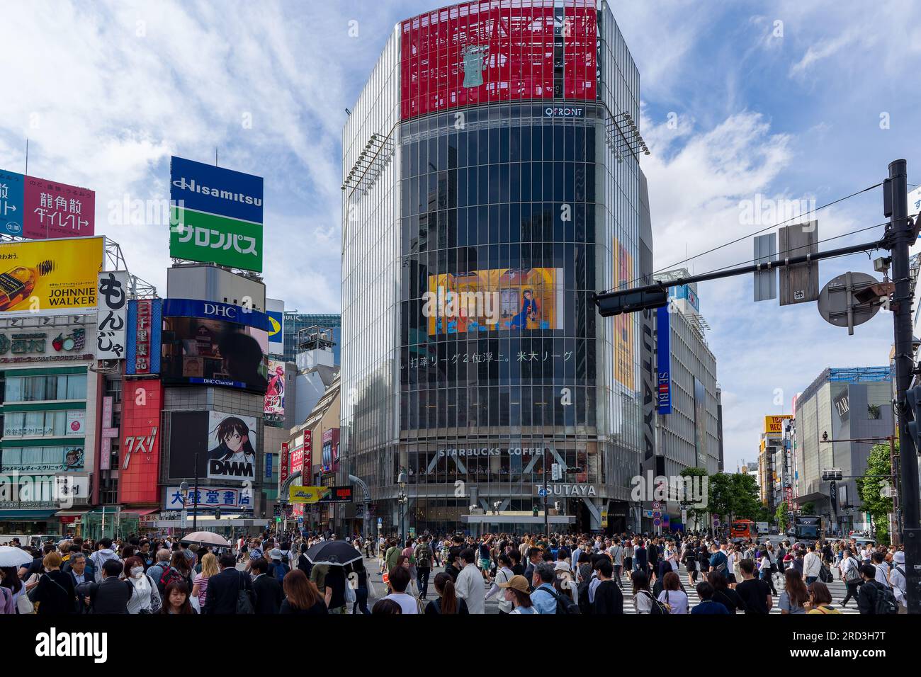 Pedestrians using shibuya scramble hi-res stock photography and images ...