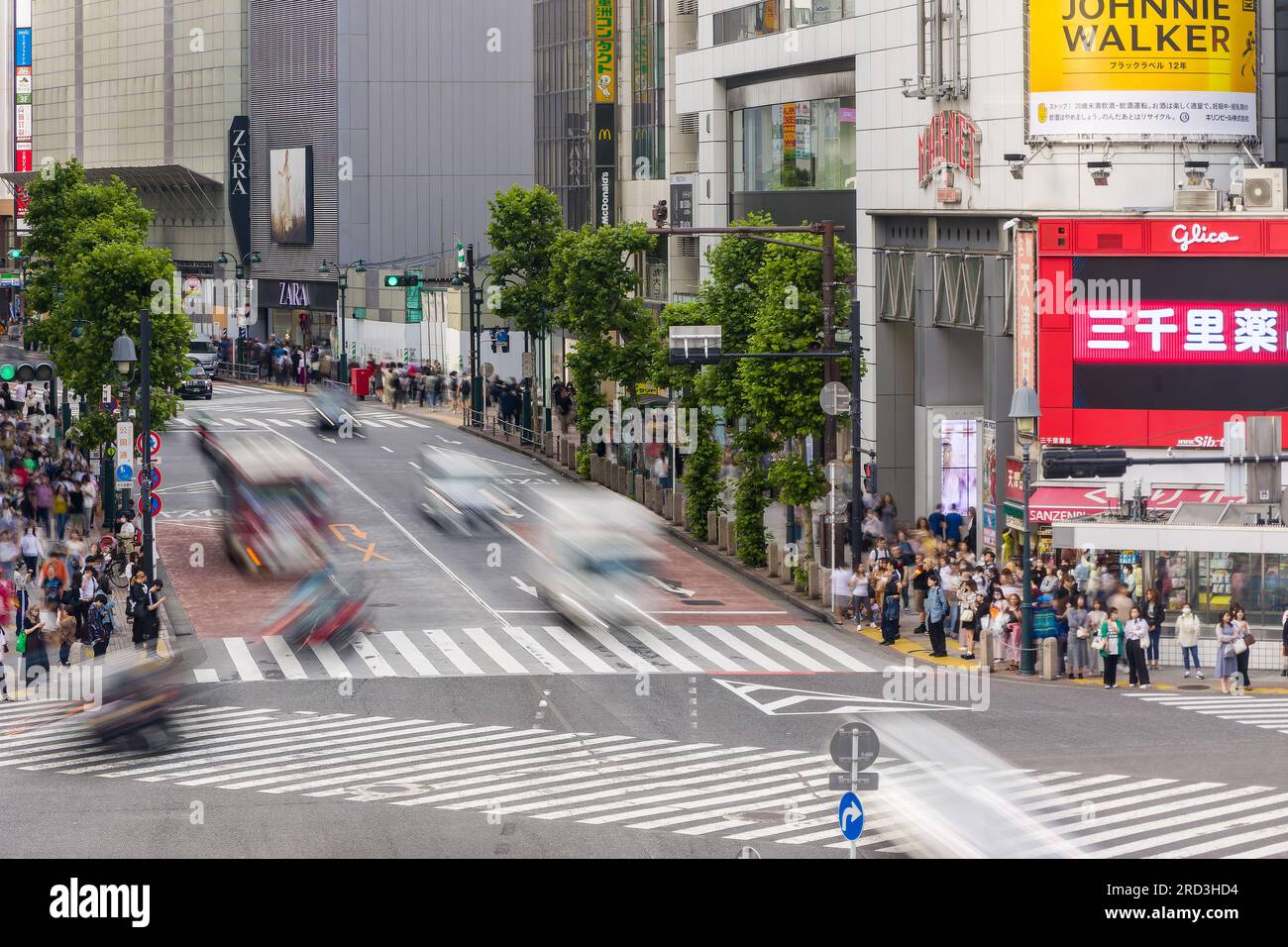 Junction traffic blur japanese intersection japan crowds commuters ...