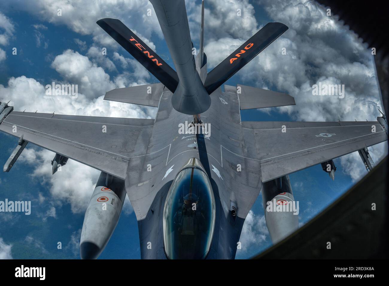 An F-16 from the 169th Fighter Wing in South Carolina connects with the ...