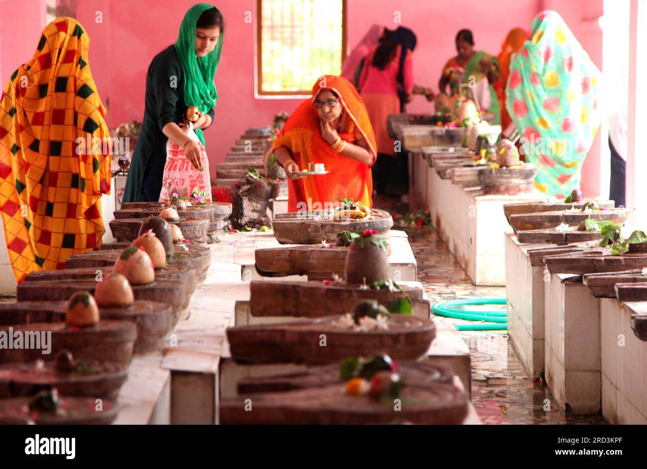 Devotees worship of Shivalinga on the second monday of holy month of ...
