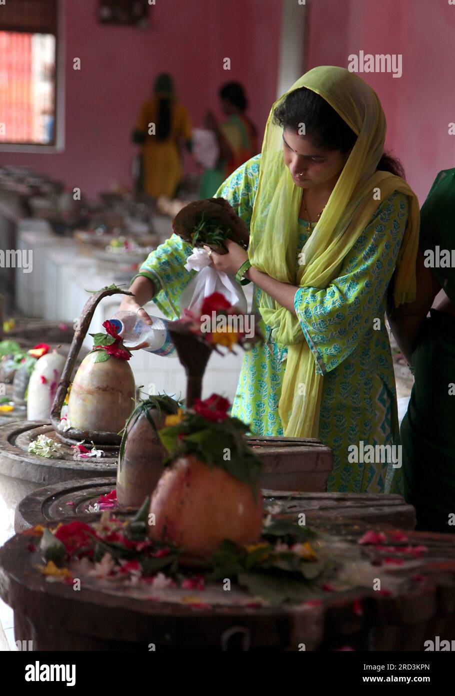 Devotees worship of Shivalinga on the second monday of holy month of ...