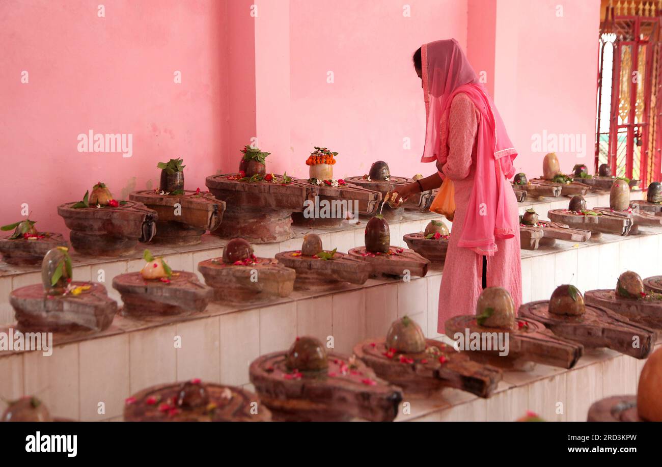 Devotees worship of Shivalinga on the second monday of holy month of ...