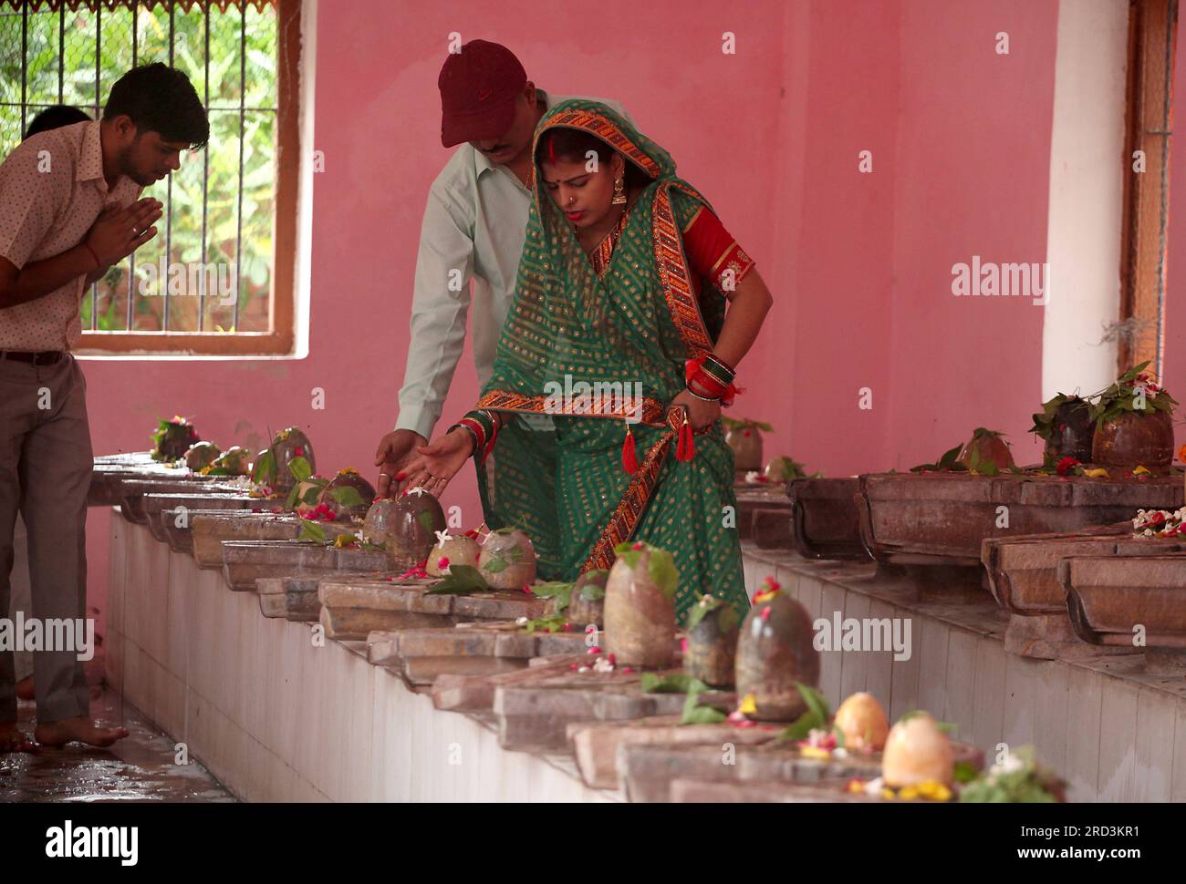 Devotees worship of Shivalinga on the second monday of holy month of ...