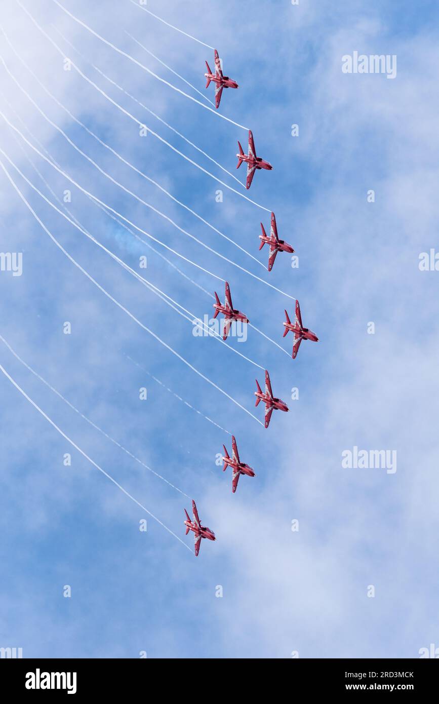 Loop red arrow airshow hi-res stock photography and images - Alamy