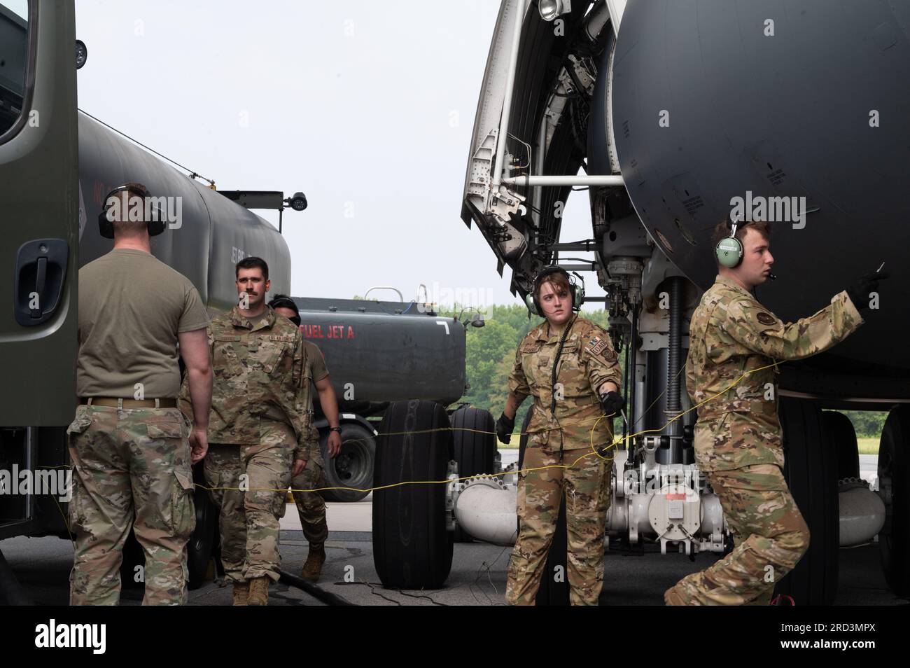 Team Dover members prepare a C-5M Super Galaxy for a wet wing defuel at ...