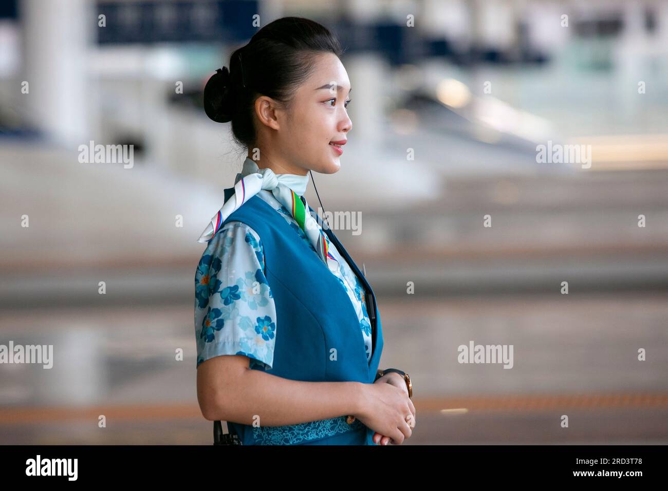 (230718) -- MENGLA, July 18, 2023 (Xinhua) -- Yi Bofeng poses for a ...