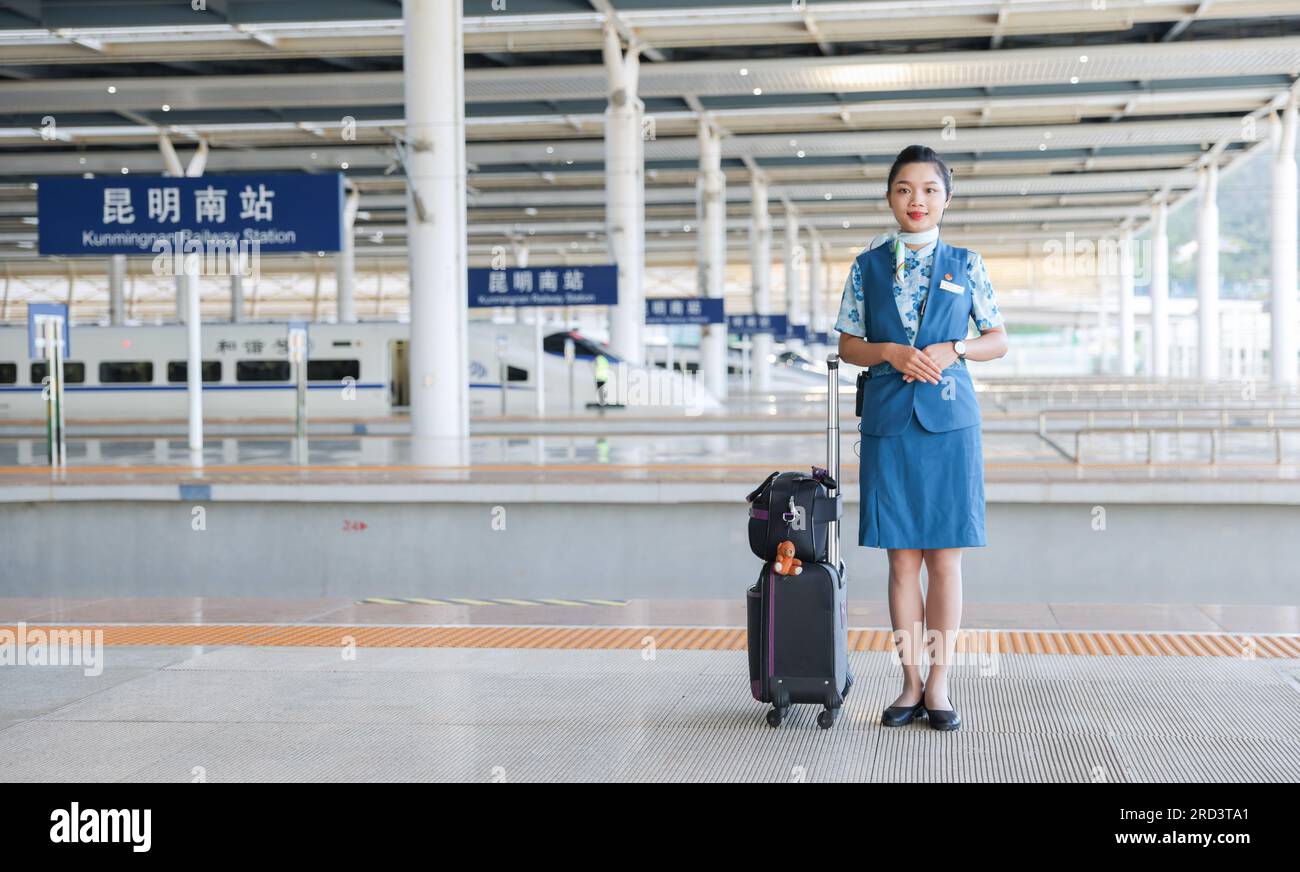 (230718) -- MENGLA, July 18, 2023 (Xinhua) -- Yi Bofeng poses for a ...