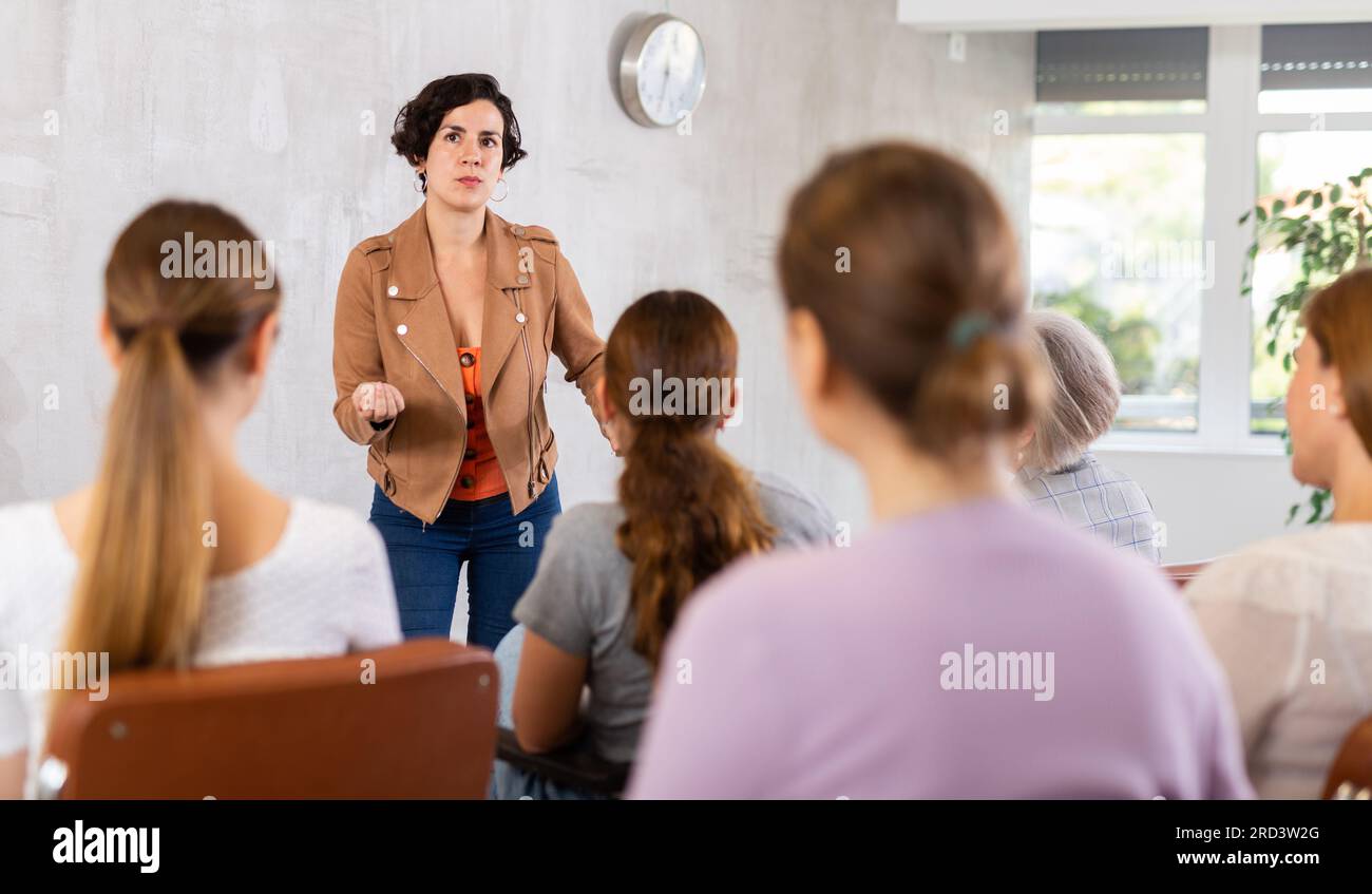 Lecturer gives business lecture hi-res stock photography and images - Alamy