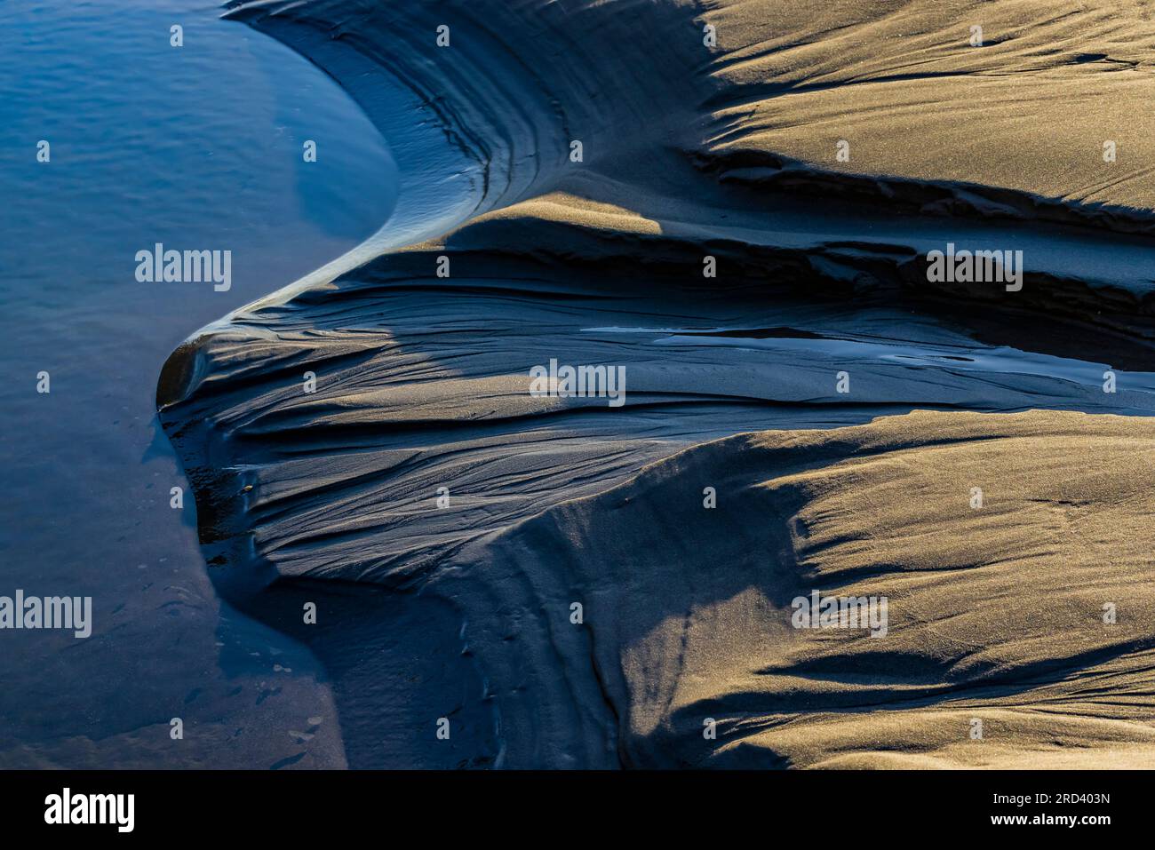 Dramatic patterns of drainage as tide goes down on Shi Shi Beach ...