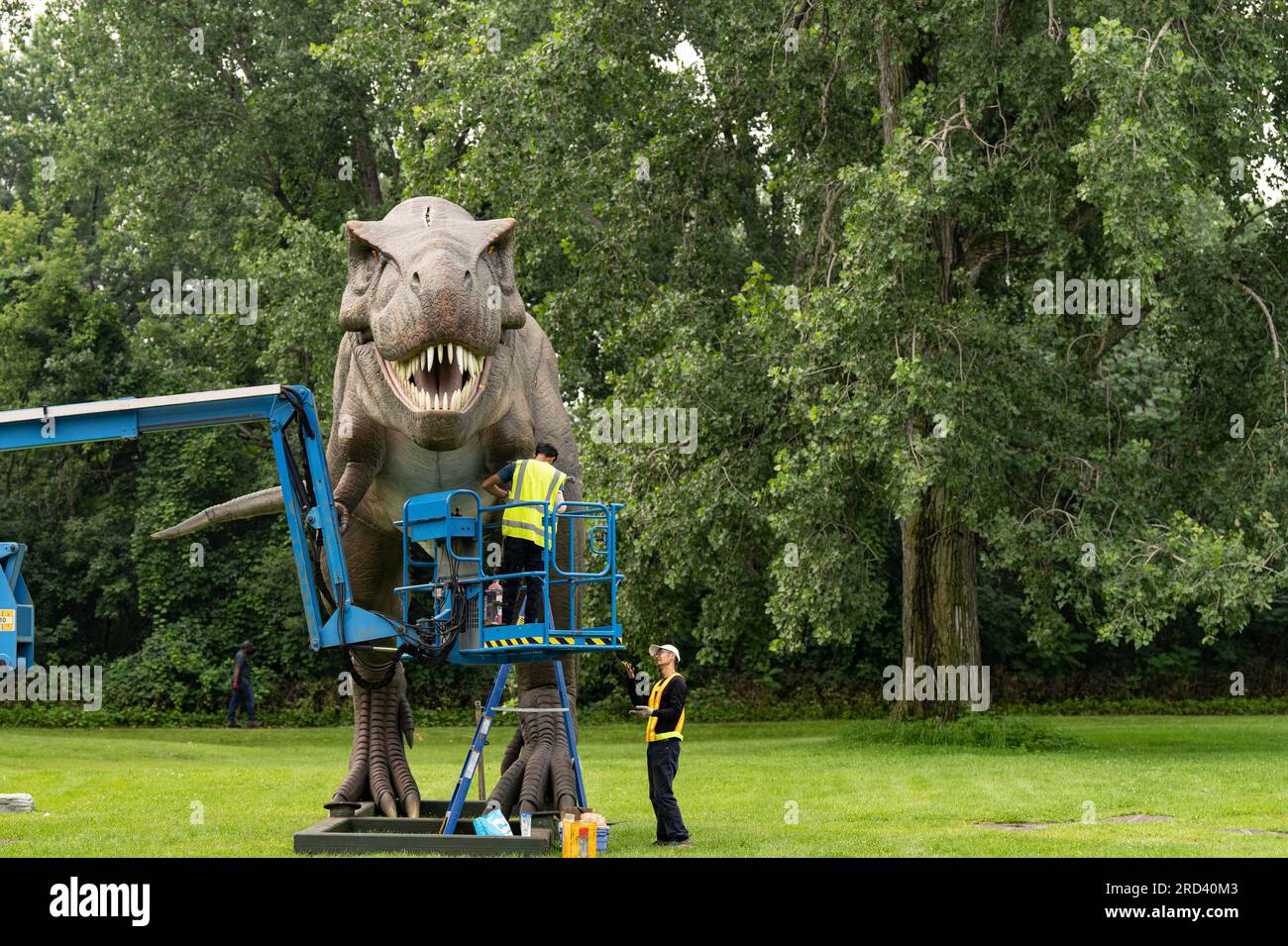 Sainte Catherine, Canada. 18th July, 2023. Workers makes repairs, on a ...