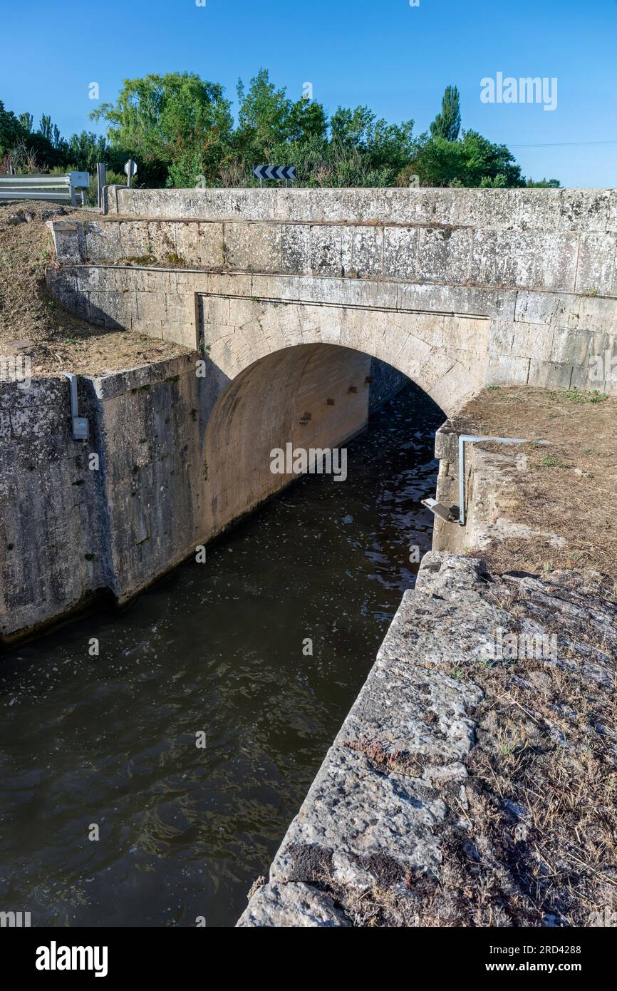 Section de canal hi-res stock photography and images - Alamy