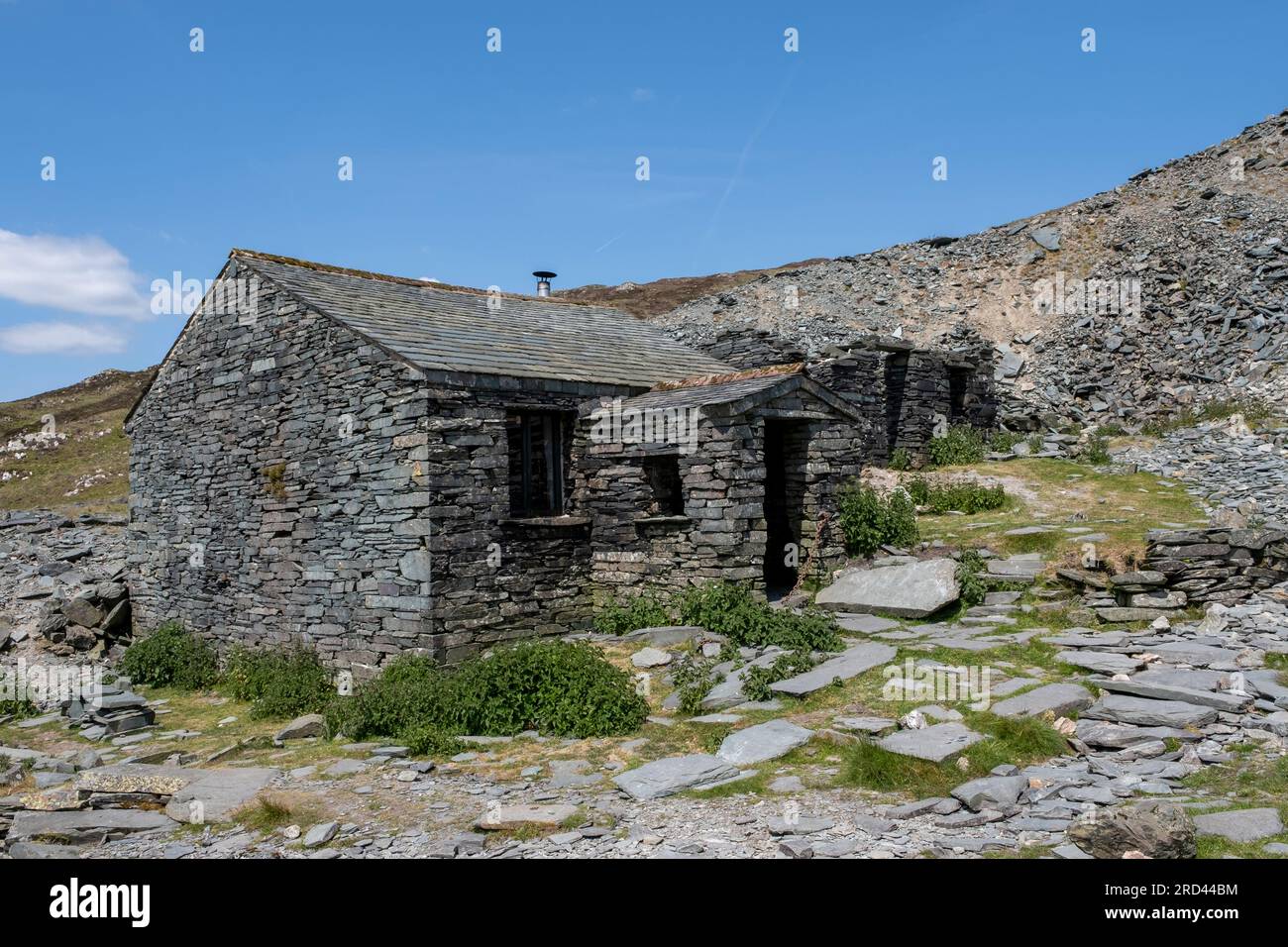 Dubs Hut bothy on Fleetwith Pike, overlooks Haystacks at Buttermere in ...