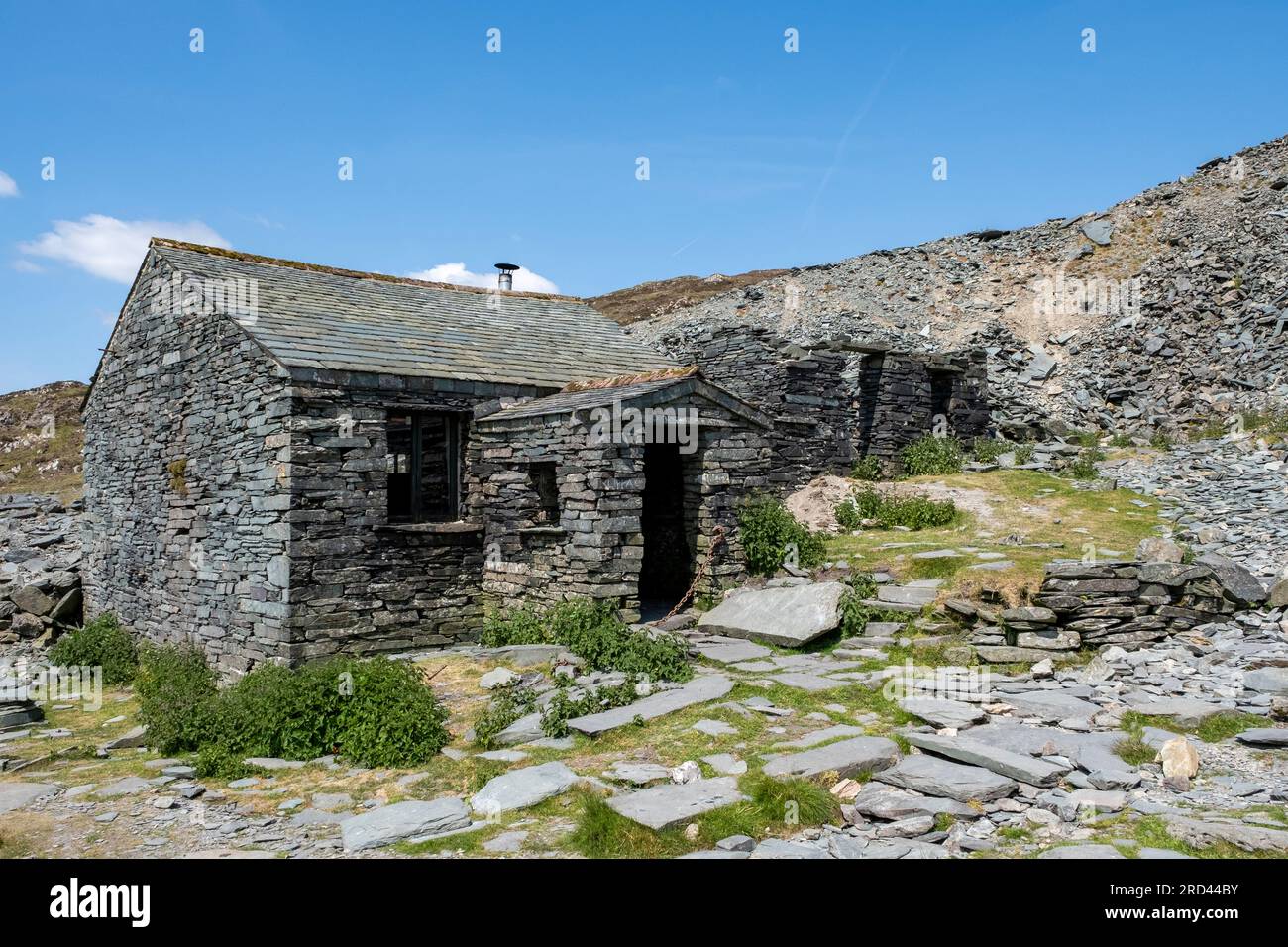 Dubs Hut bothy on Fleetwith Pike, overlooks Haystacks at Buttermere in ...