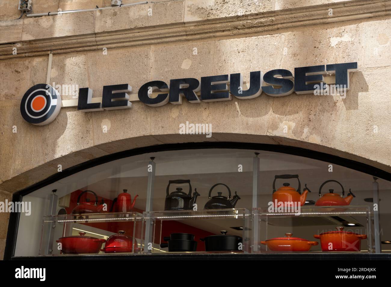 Bordeaux , France - 07 01 2023 : Le Creuset logo text and brand sign ...