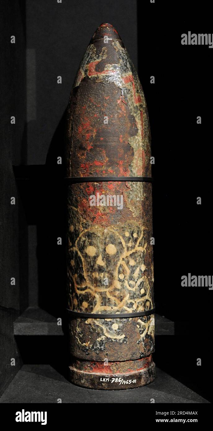 First World War (1914-1918). 105 mm artillery shell grenade with a fuse ...
