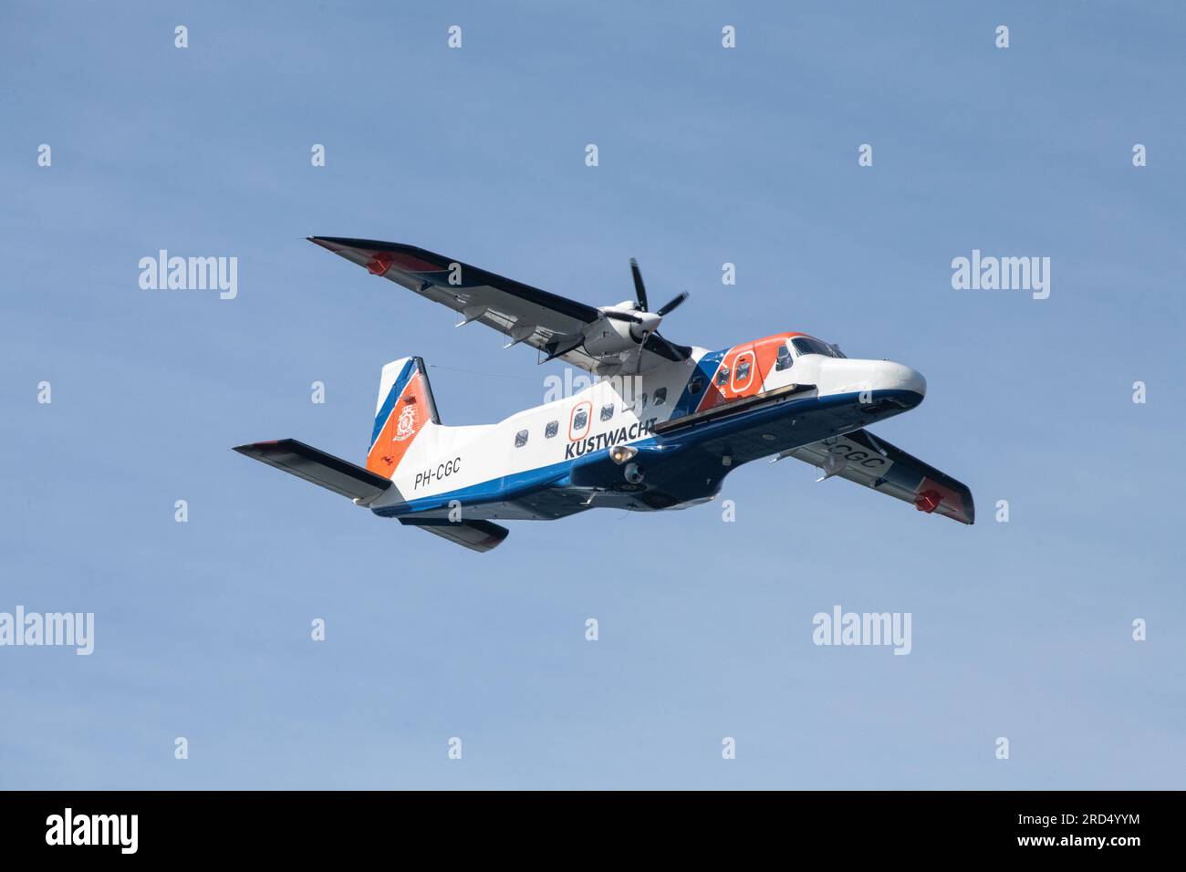 Twin prop plane landing hi-res stock photography and images - Alamy