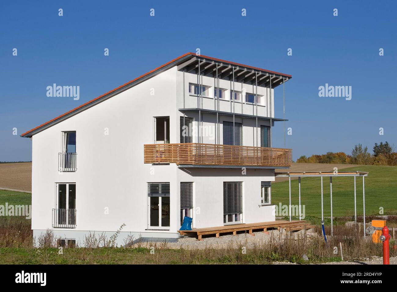 Modern house with pent roof Stock Photo - Alamy