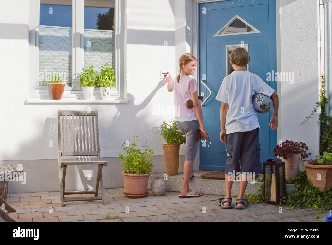 Doorbell rings hi-res stock photography and images - Alamy