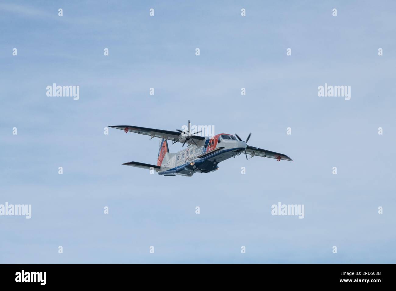 Twin prop plane landing hi-res stock photography and images - Alamy