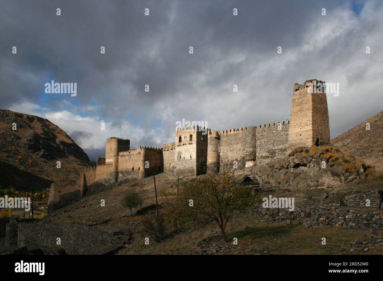 The mighty Khertvisi Castle at the exit of the Mtkvari Gorge, Georgia ...