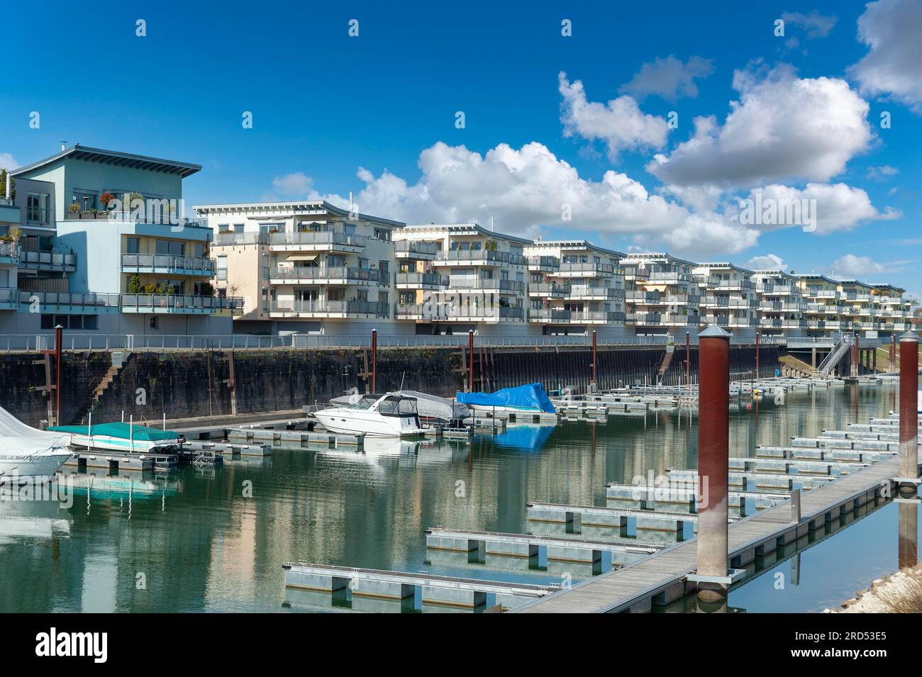 Modern marina apartment buildings hi-res stock photography and images ...