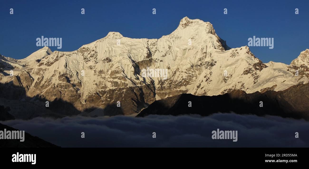 Autumn scene in the Himalayas. High mountain in the Gokyo valley Stock ...