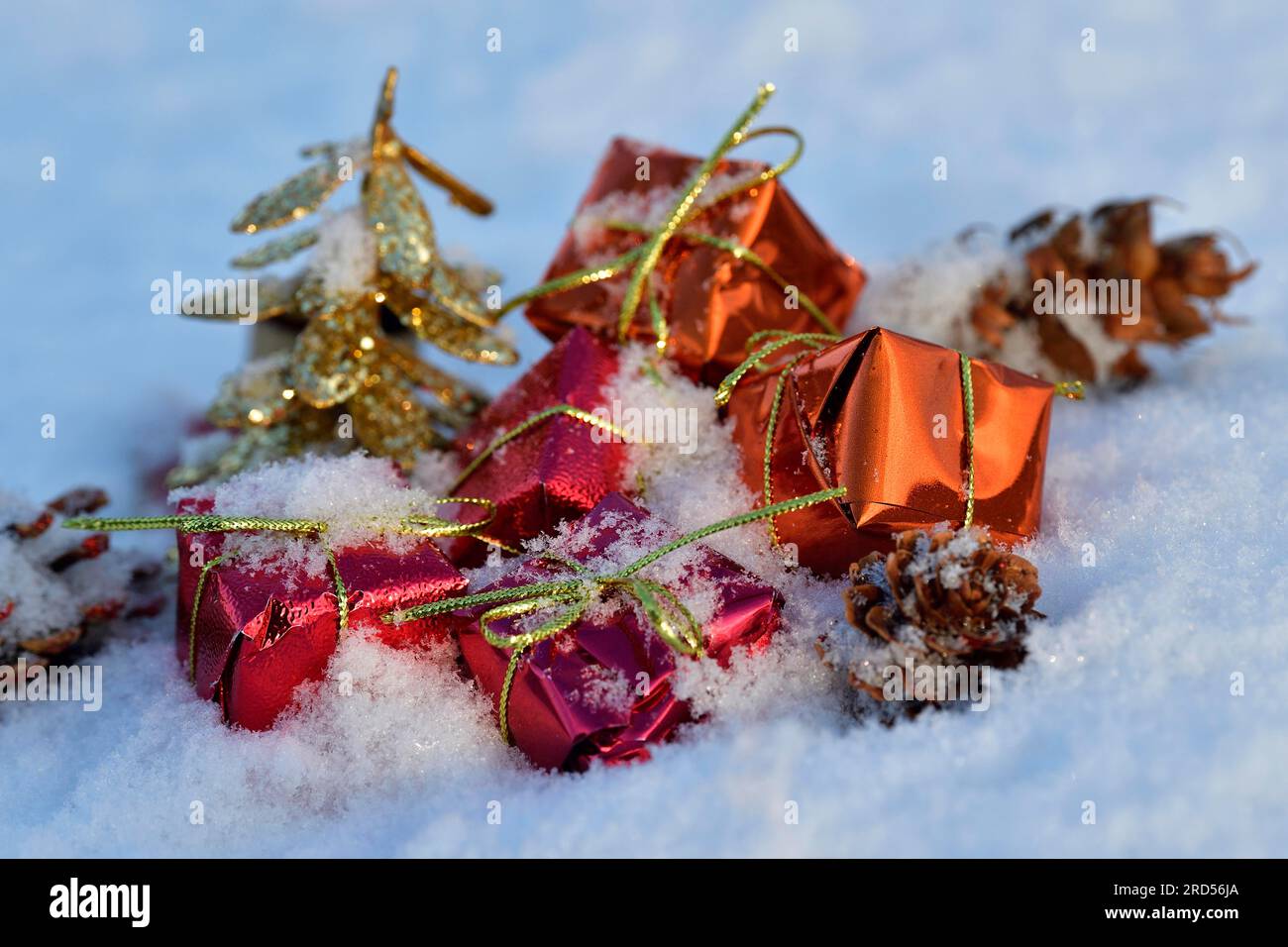 Christmas decorations in snow hi-res stock photography and images - Alamy