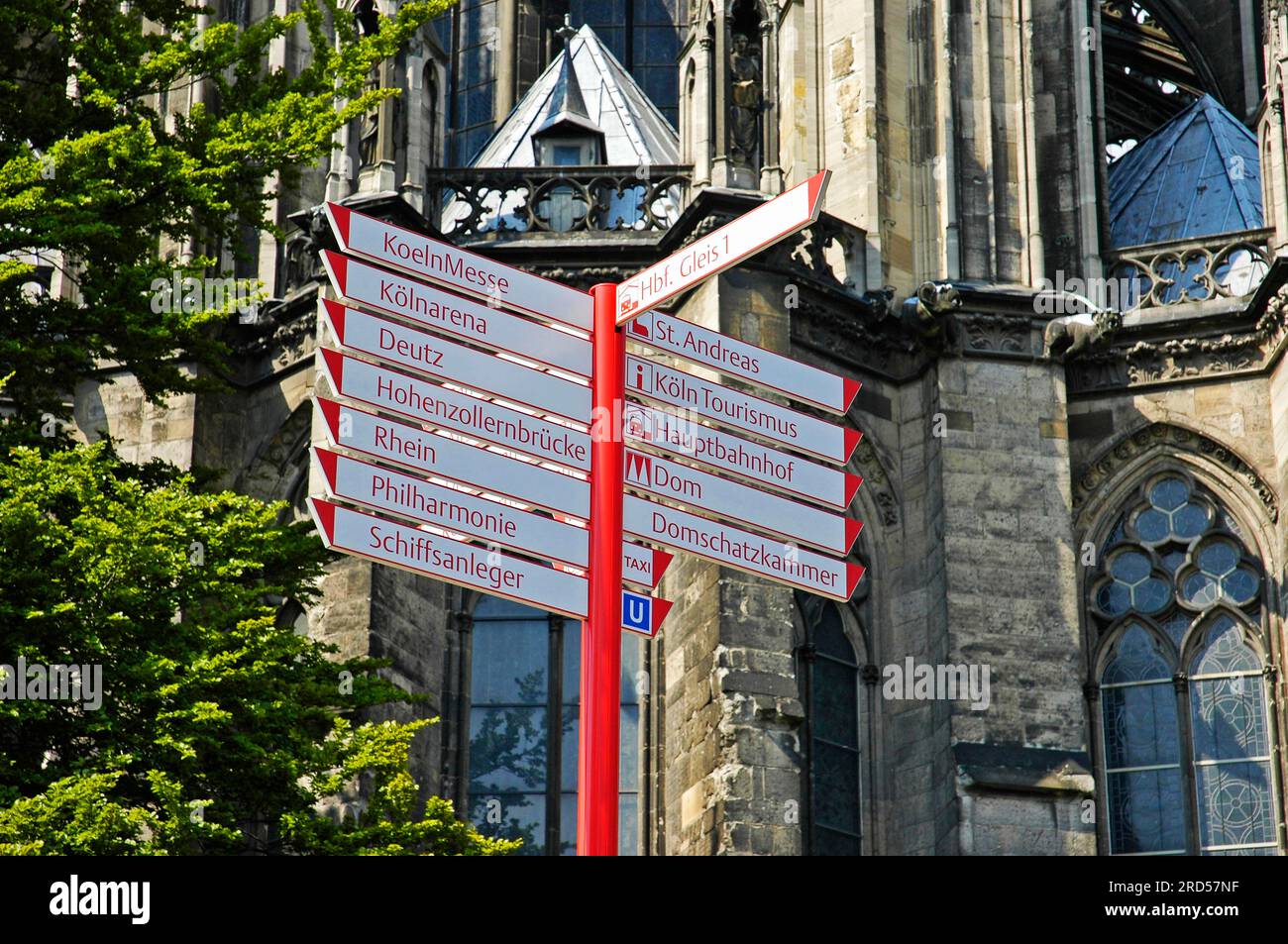 Sign post to cathedral cologne hi-res stock photography and images - Alamy