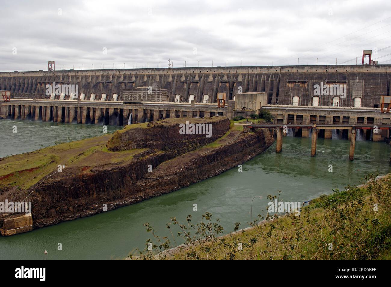 Hydroelectric plant latin america hi-res stock photography and images ...