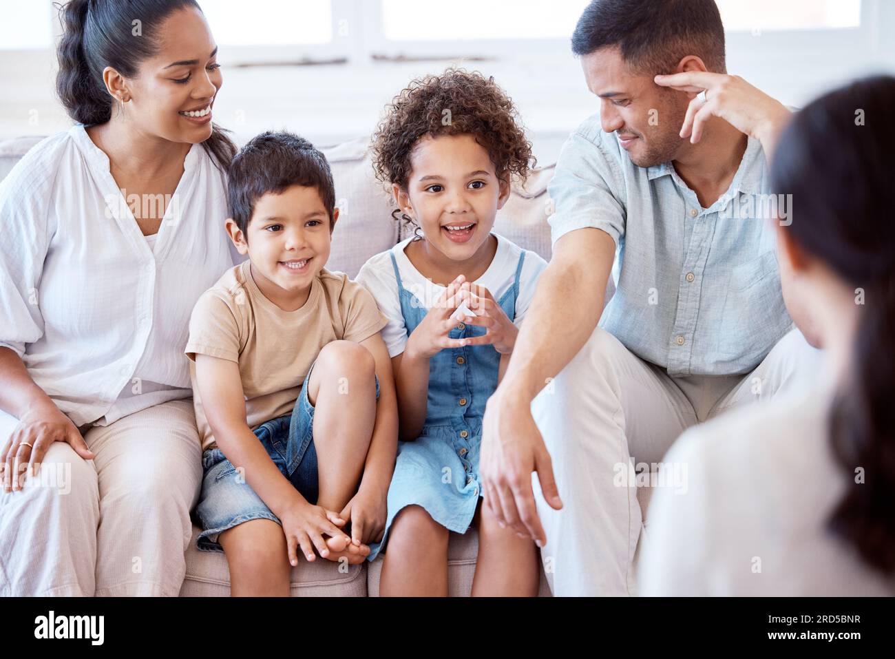 Doctor talking group kids hi-res stock photography and images - Alamy