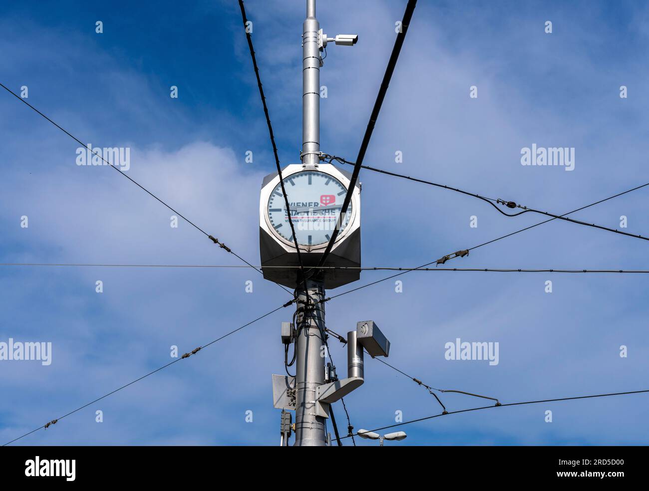 Traffic mast with clock on public road, Vienna, Austria Stock Photo - Alamy