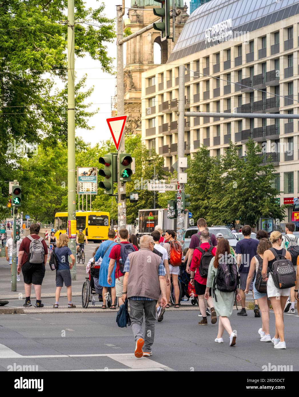 People crossing street germany hi-res stock photography and images - Alamy