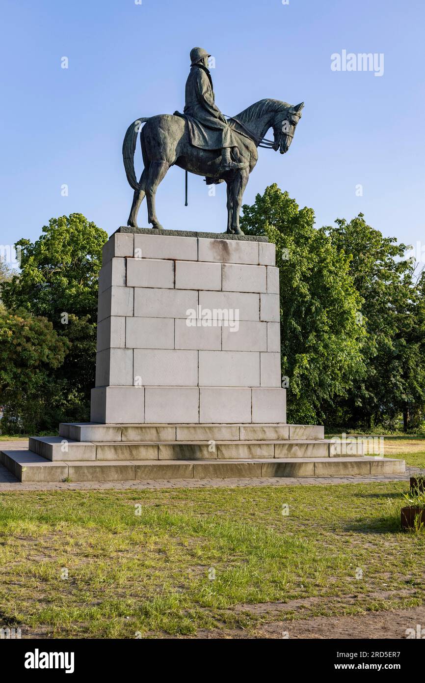 Standbeeld Koning Albert I, equestrian statue of King Albert I, Brugge ...