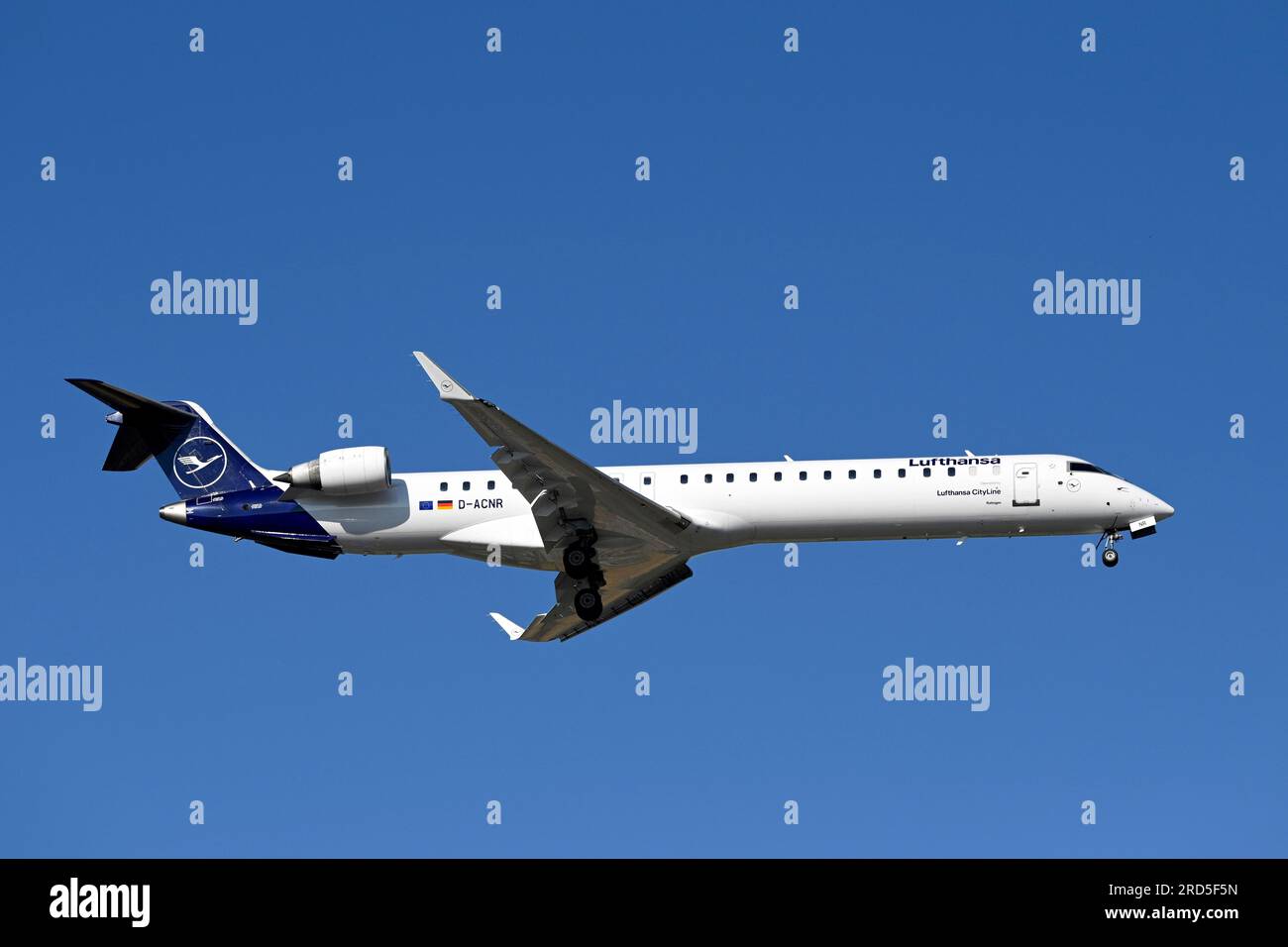 Lufthansa regional bombardier crj 900 hi-res stock photography and ...