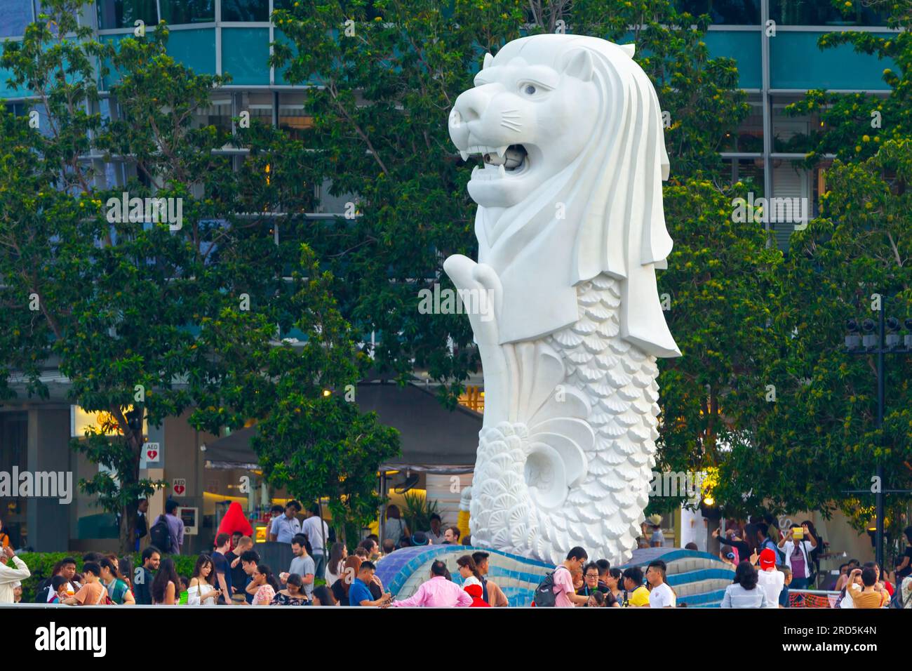 The Merlion Statue, Singapore's national symbol, on Marina Bay in the ...