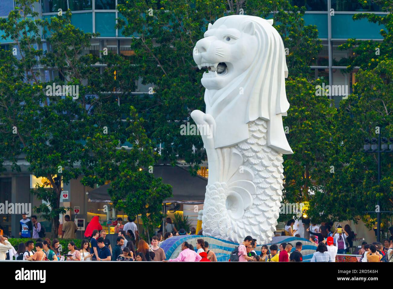 The Merlion Statue, Singapore's national symbol, on Marina Bay in the ...