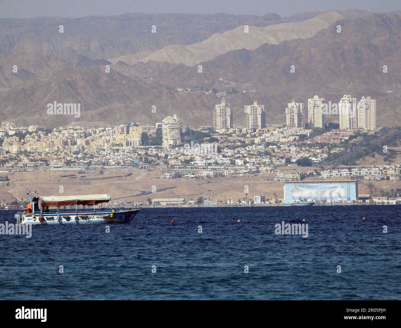 Tourist boats in the waters of the Red Sea (Gulf of Aqaba - Jordan) and ...