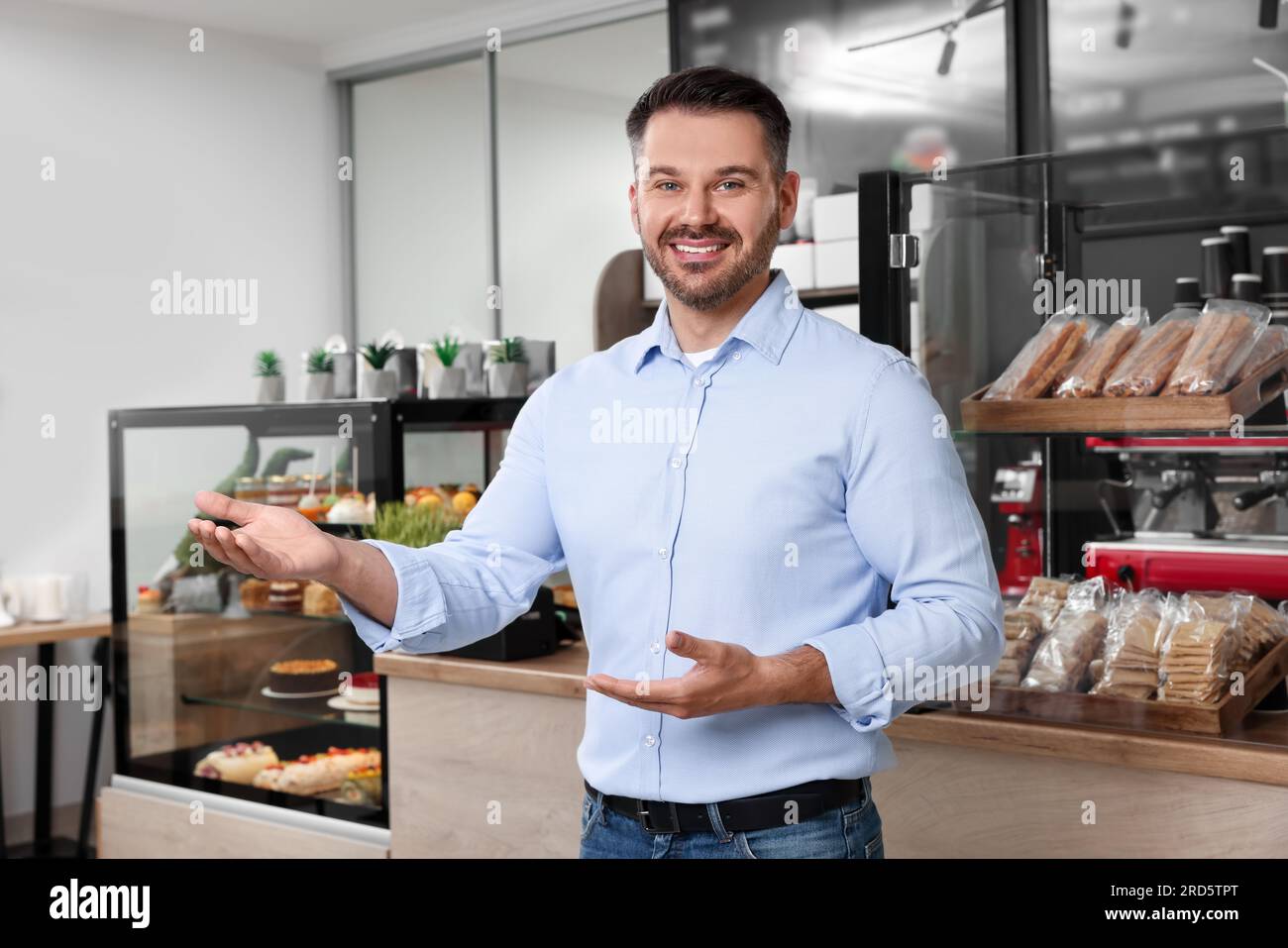 Portrait of happy business owner in his cafe Stock Photo - Alamy