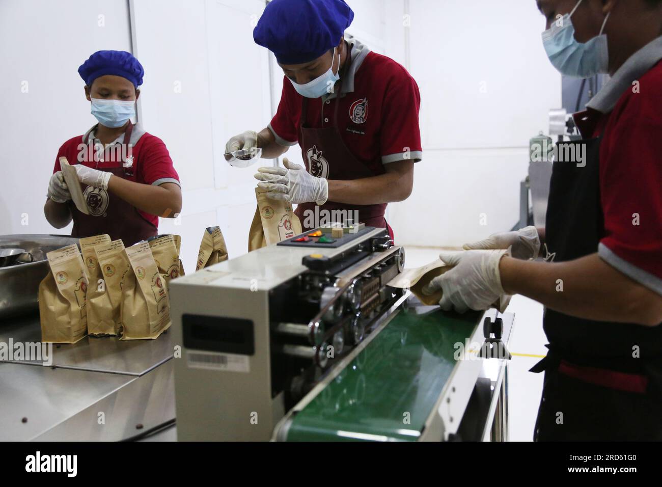 Coffee factory pack hi-res stock photography and images - Alamy