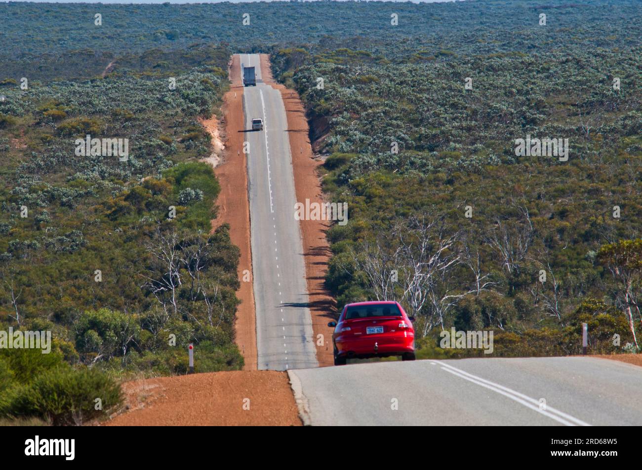 Traffic on the Eyre Highway, Australia's Highway 1, South Australia ...