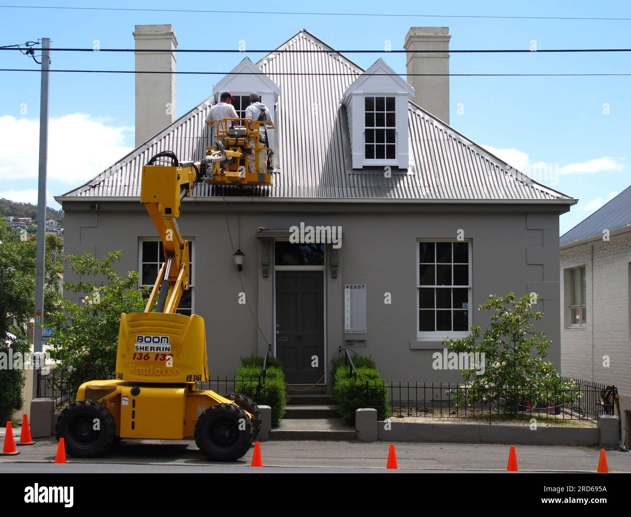 Small hydraulic scissor lift hi-res stock photography and images - Alamy