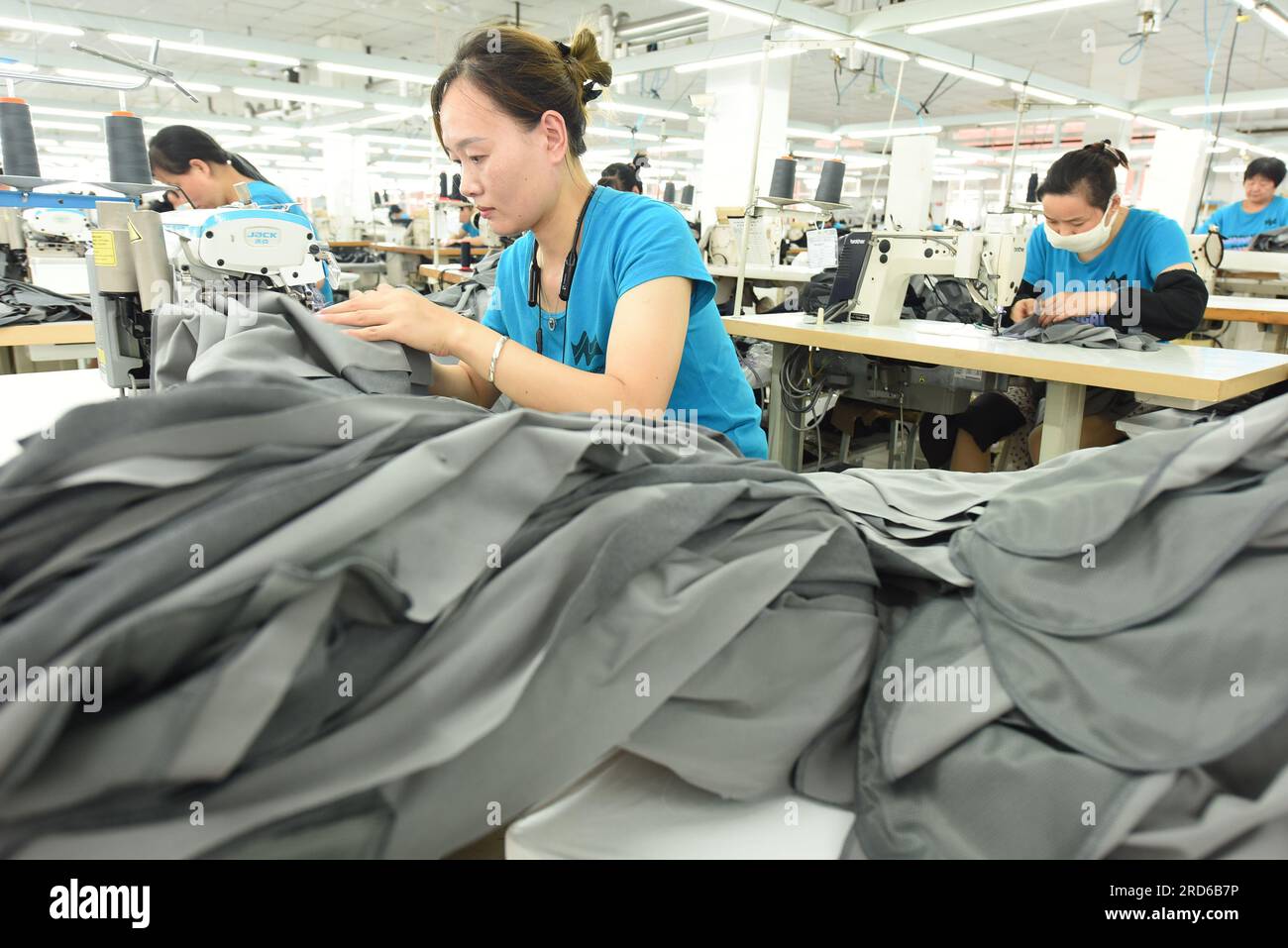Garment factory worker china hi-res stock photography and images - Alamy